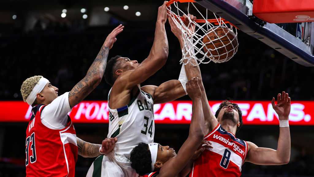 Giannis scores 42 points, Bucks extend winning streak to 5 games