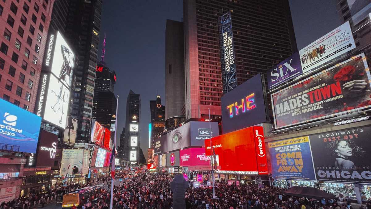 Times Square shooting leaves three injured, suspect detained