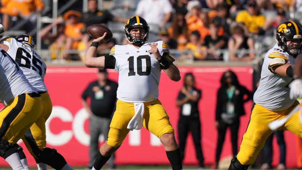 Iowa quarterback Deacon Hill enters transfer portal