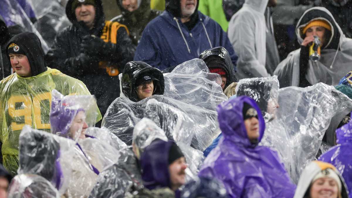 Ravens-Steelers fans brave winter storm Saturday