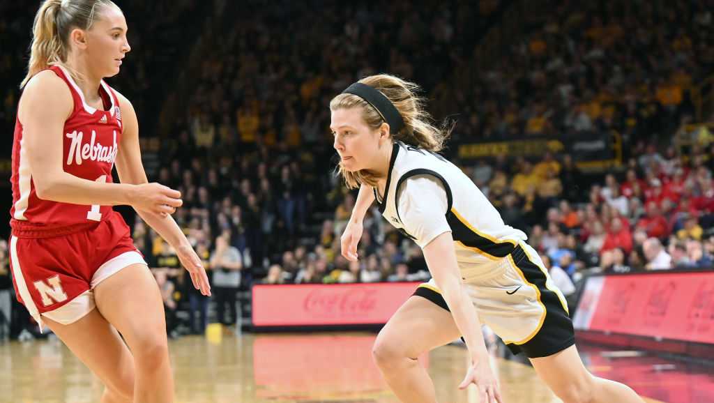 Caitlin Clark, Iowa jump to 3 in latest AP Top 25 poll