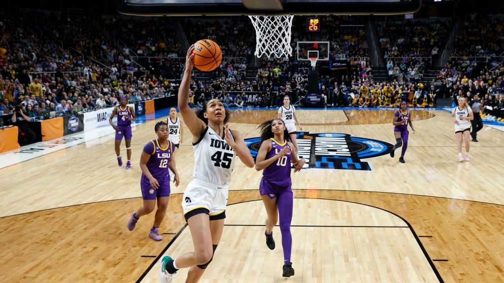 Elite Eight: Photos from Iowa's win against LSU