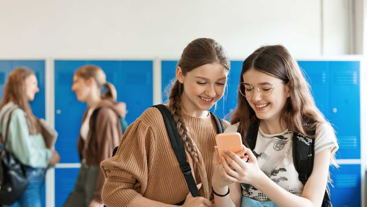 Mass. state senate school cellphone bill leaves key details to districts