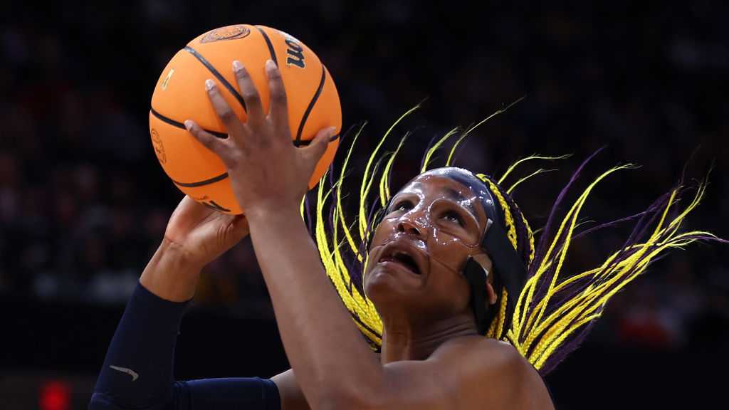Final Four: Photos from Iowa-UConn in Cleveland