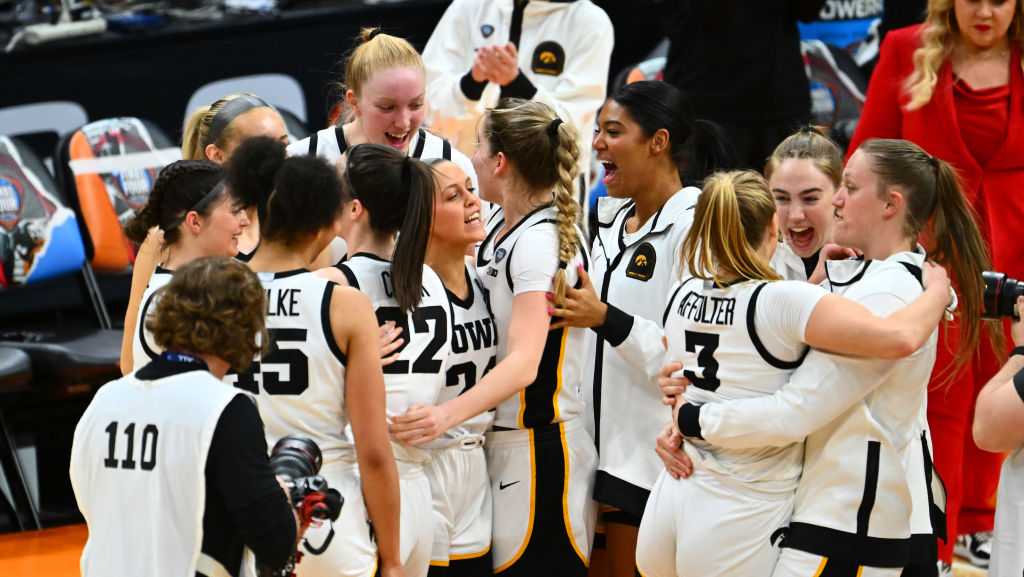 Final Four: Photos from Iowa-UConn in Cleveland