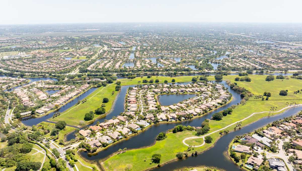 Relief plane crashes in Coral Springs pond