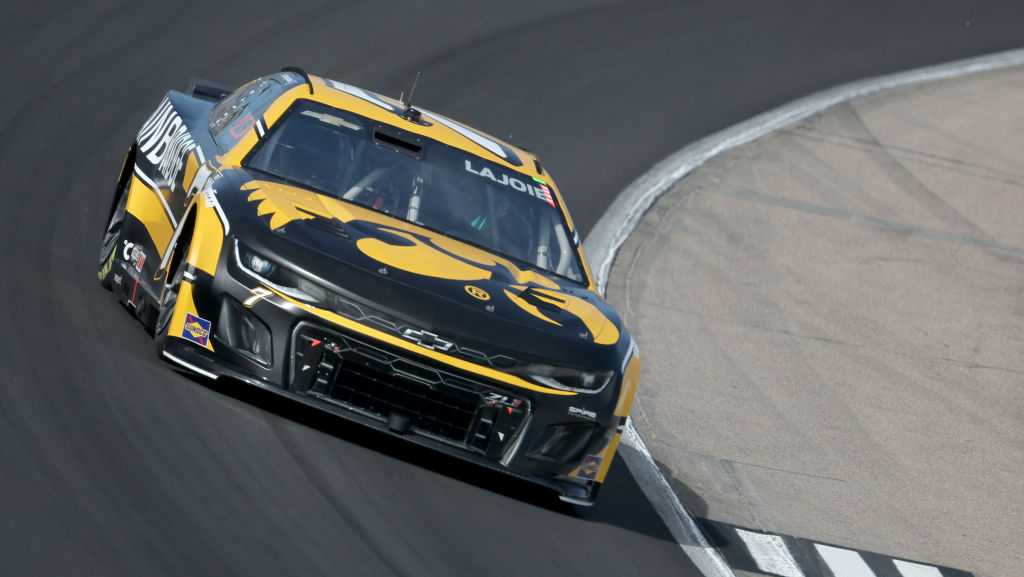 Tire troubles hit NASCAR drivers during practice at Iowa Speedway
