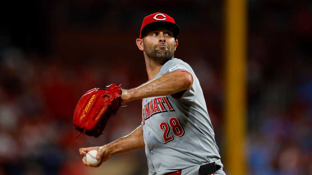 Free agent pitcher Martinez accepts qualifying offer, will return to Reds