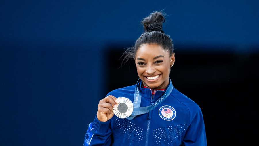 Simone Biles visits Cincinnati restaurant during stop for 'Gold Over ...