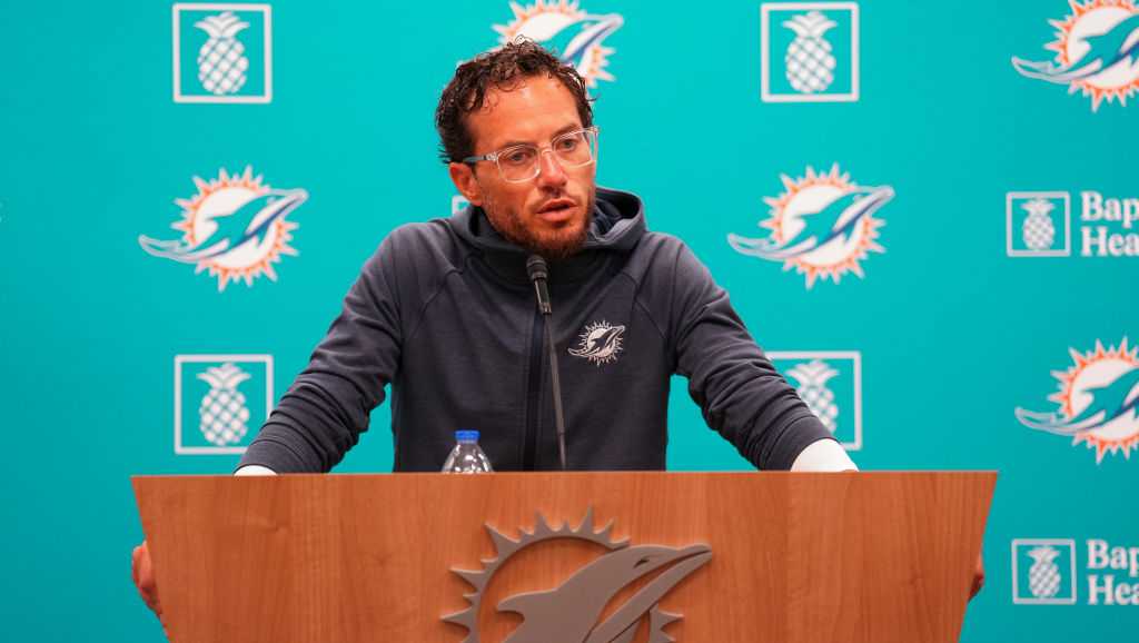 Miami Dolphins extend coach Mike McDaniel through 2028 season, AP ...