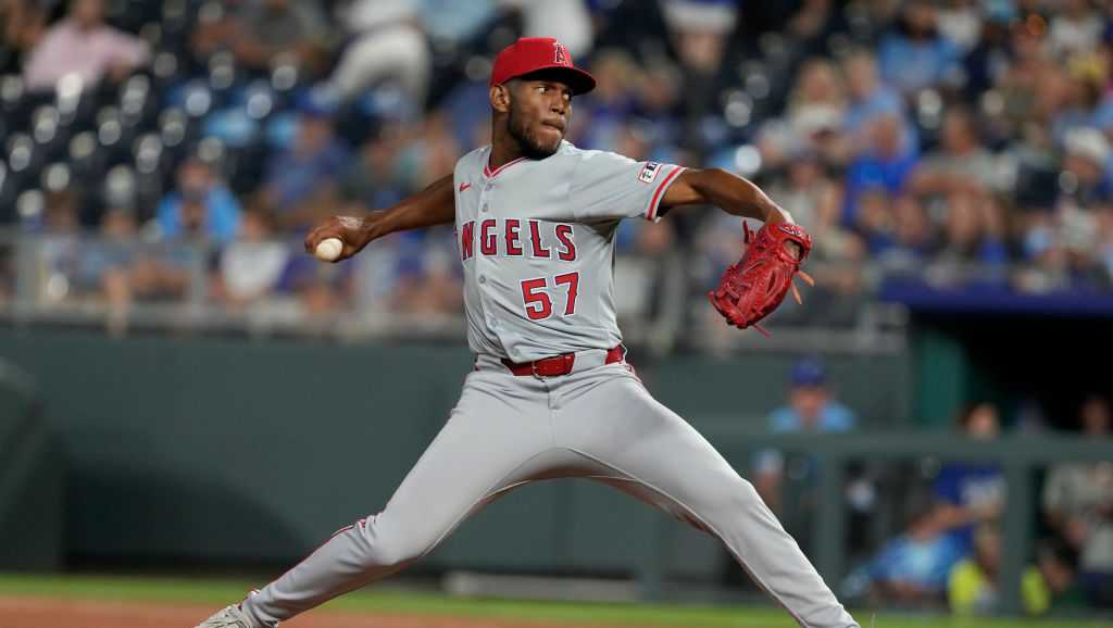 Reds claim former top prospect pitcher off waivers from Rangers