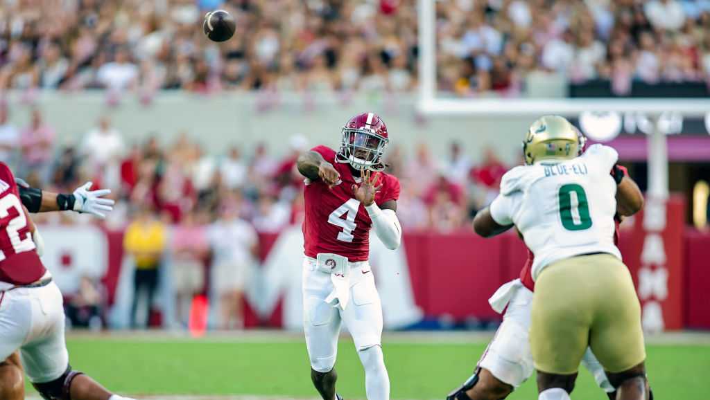 Alabama pulls away in the 4th to beat South Florida 42-16