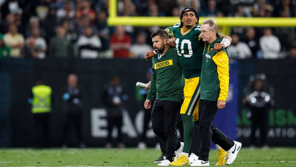 Packers QB Jordan Love reportedly suffers MCL injury against Eagles