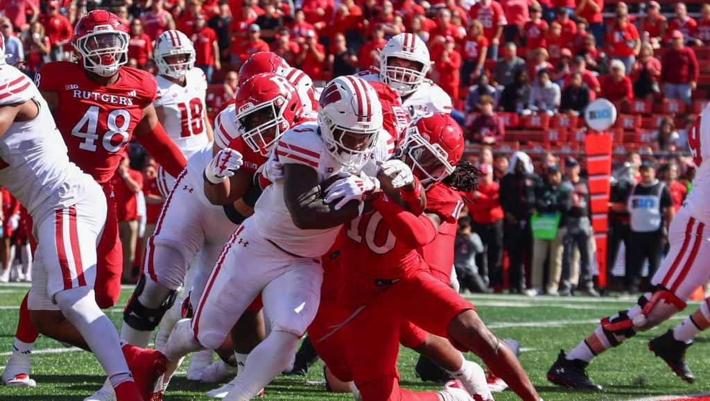 Walker records 3 touchdowns to help Badgers blowout Rutgers
