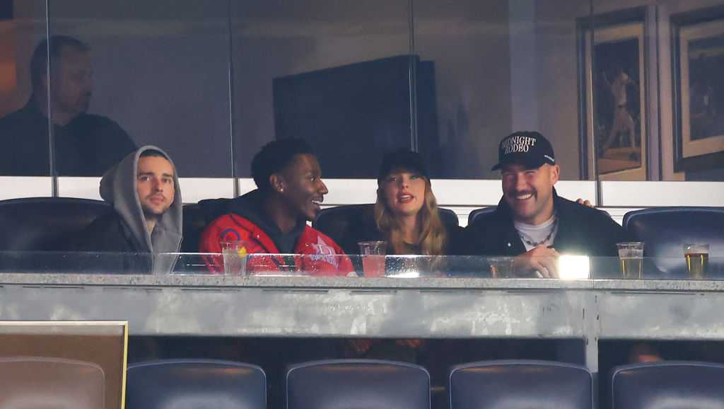 Taylor Swift, Travis Kelce at Yankees-Guardians Game 1