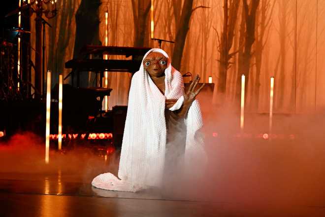 Heidi Klum And Janelle Monáe Wear Elaborate E T Costumes For Their