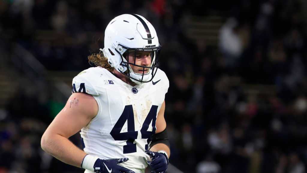 3 Penn State football players named as finalists for season-ending awards