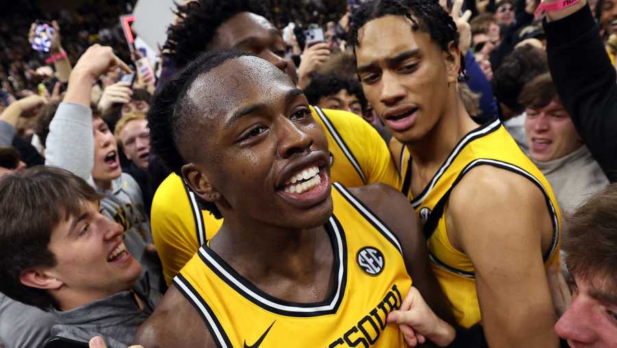Missouri beats No. 1 Kansas 76-67