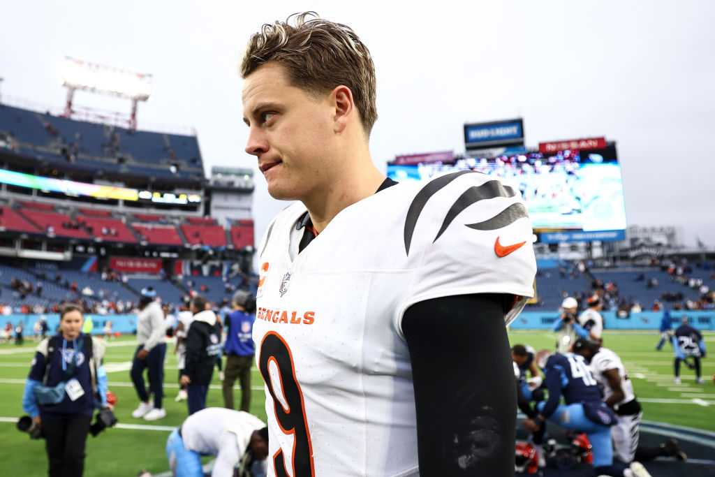 'F—ing embarrassing': Viral sideline interaction between Burrow, Taylor ...