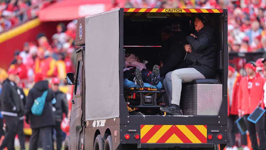 Tank Dell injury: Wide receiver carted off with knee injury