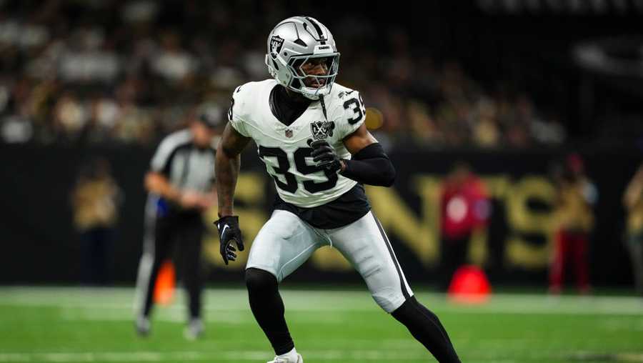 Packers to sign Raiders cornerback Hobbs to $48 million deal