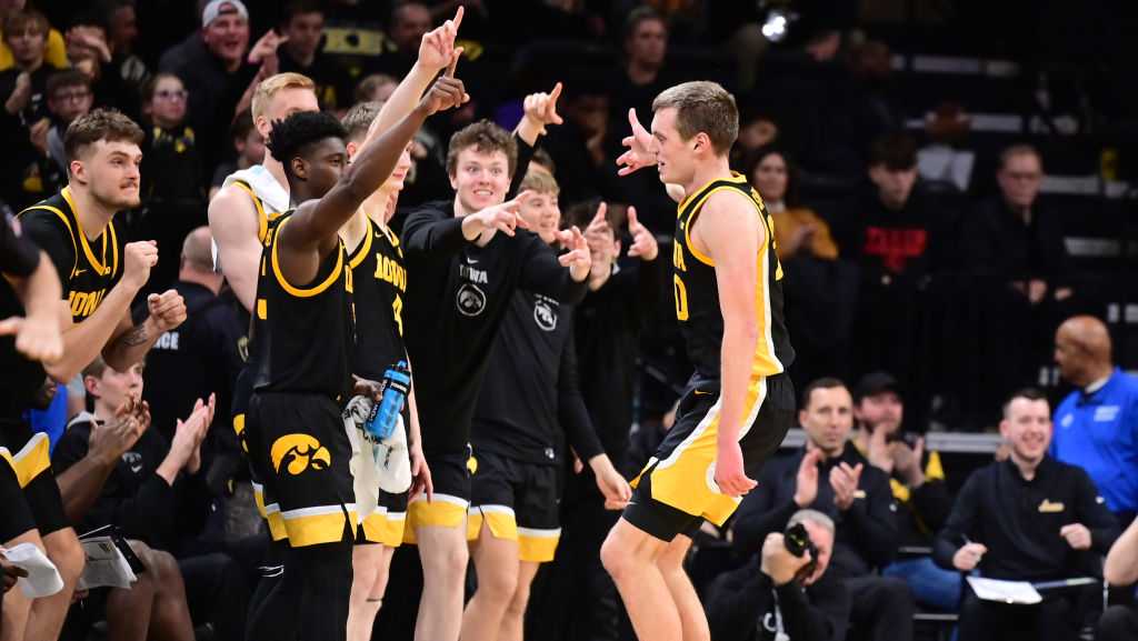 Iowa basketball: Payton Sandfort named Big Ten co-player of the week