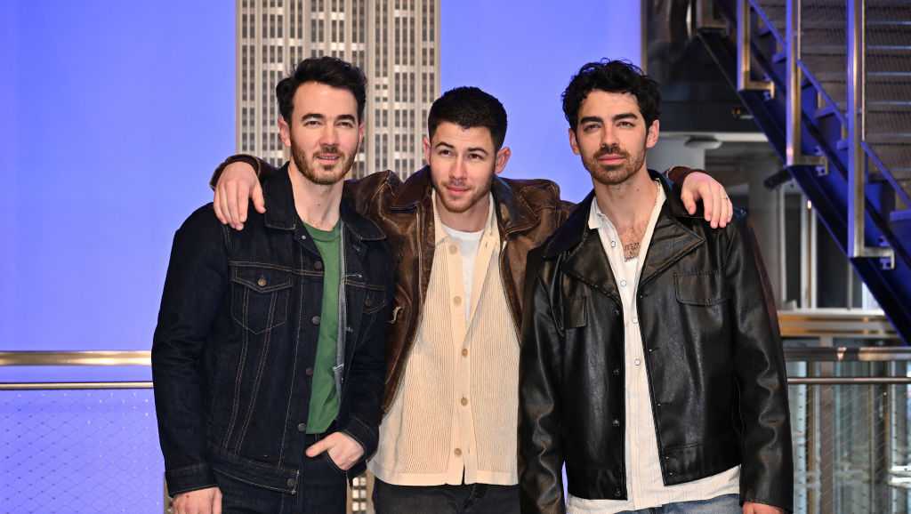 Living the Dream Tour: Jonas Brothers book 20th anniversary show in Des ...