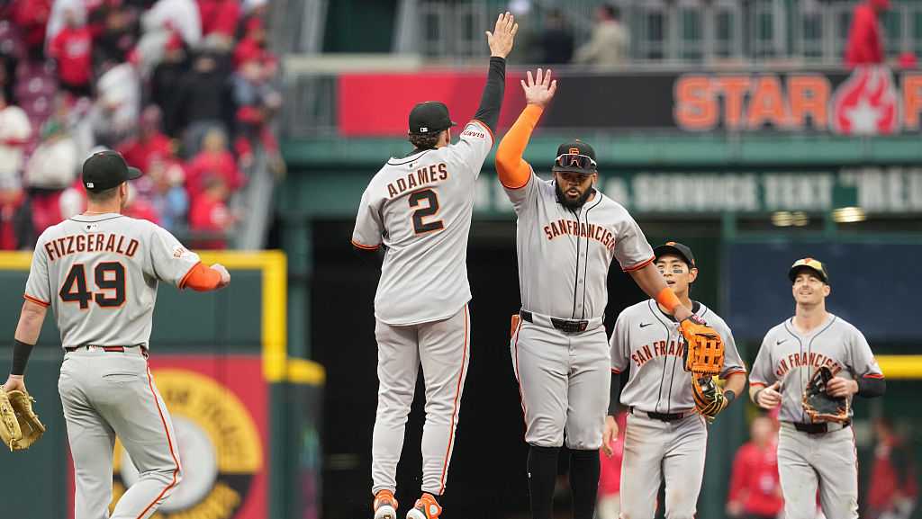 Giants score 4 runs in ninth inning, stun Reds on Opening Day