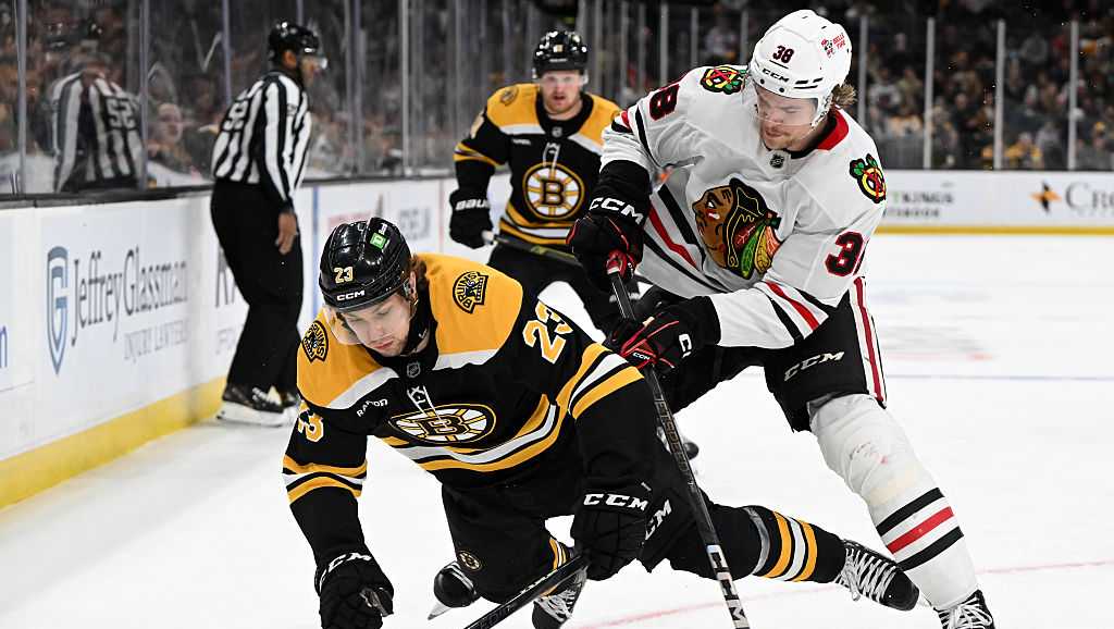 Blackhawks score 4 3rd-period goals for 5-2 win over Bruins