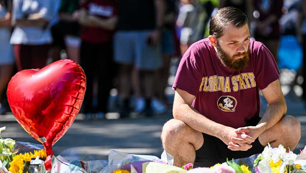 Students visit memorial after shooting at FSU