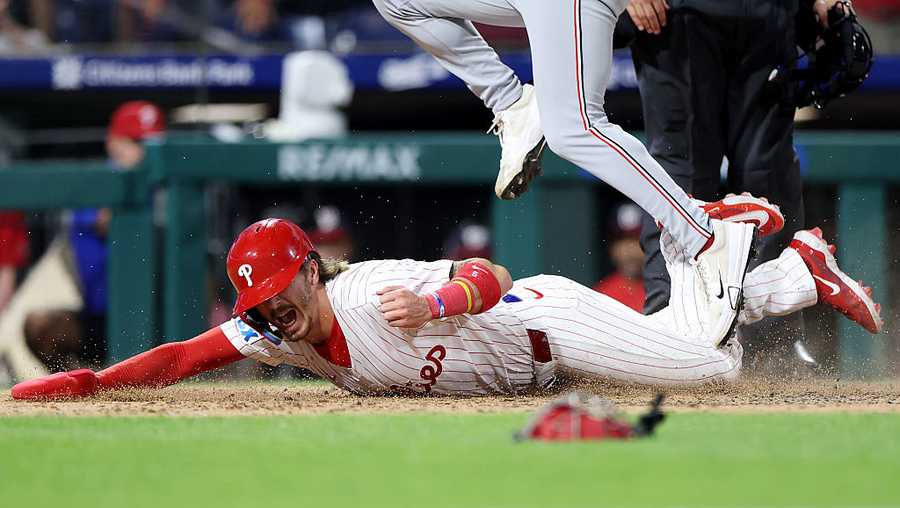 Phillies score on wild pitch in bottom of the ninth to defeat Nationals 7-6