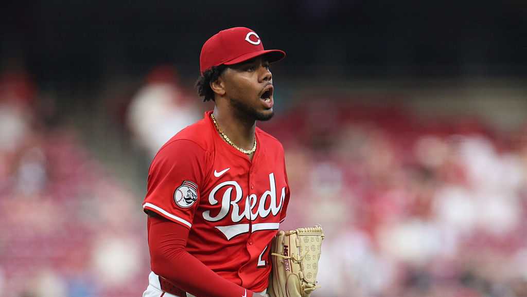 Reds ace back on IL with groin strain, sign veteran Miley to MLB deal