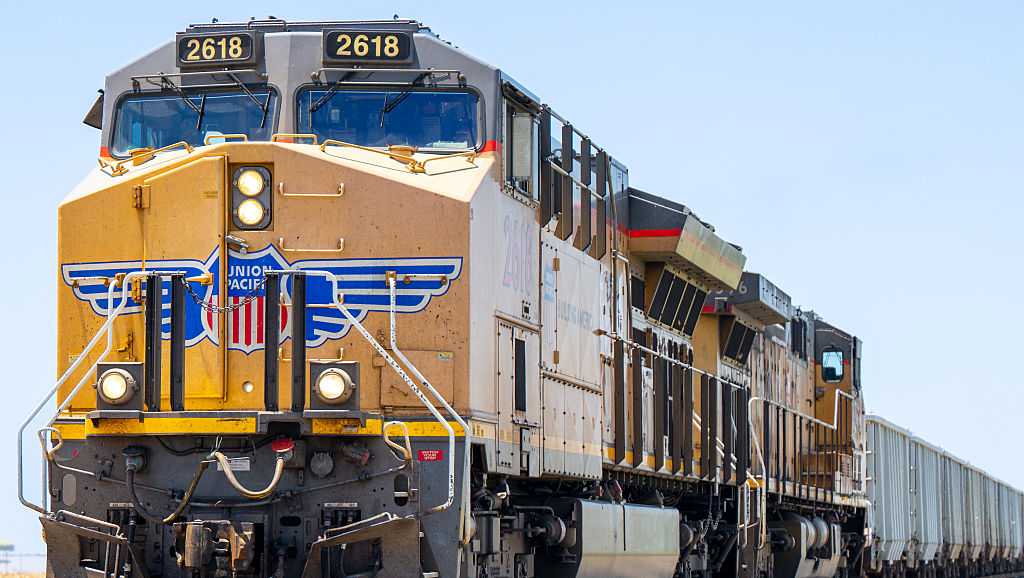 Union Pacific, Norfolk Southern shareholders support rail merger
