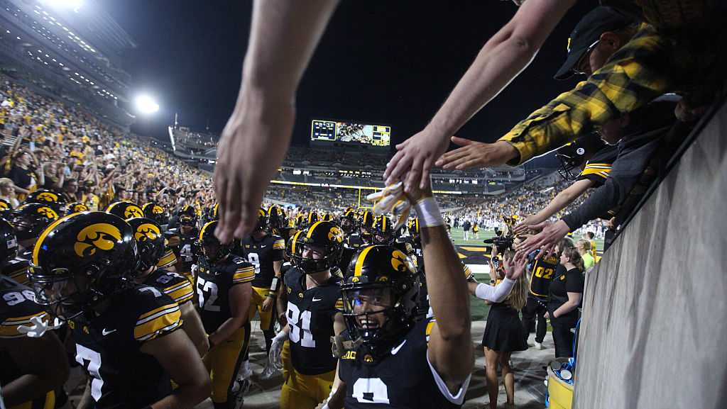 Iowa's win over Albany ties Kirk Ferentz for Big Ten wins record