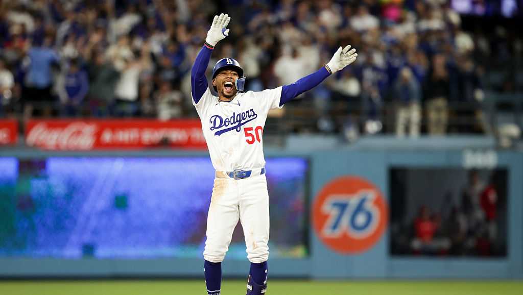 Dodgers score 4 runs in sixth inning, sweep Reds in NL Wild Card Series