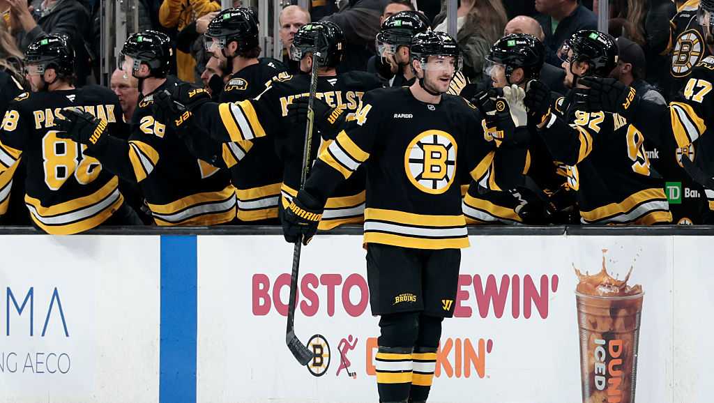 Fraser Minten scores in overtime to lift the Bruins past the Blackhawks ...
