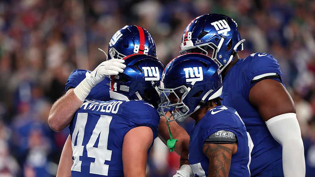 Eagles overcome early woes to lead Giants 17-13 at halftime