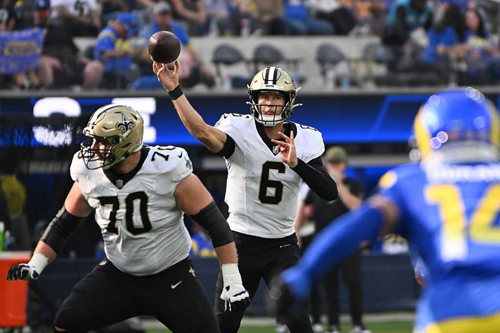 Matthew Stafford hits Davante Adams with 2 of his 4 TD passes while the ...