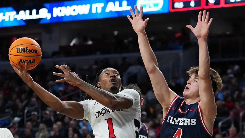 Thomas leads with 20 points, Cincinnati never trails in win over Dayton