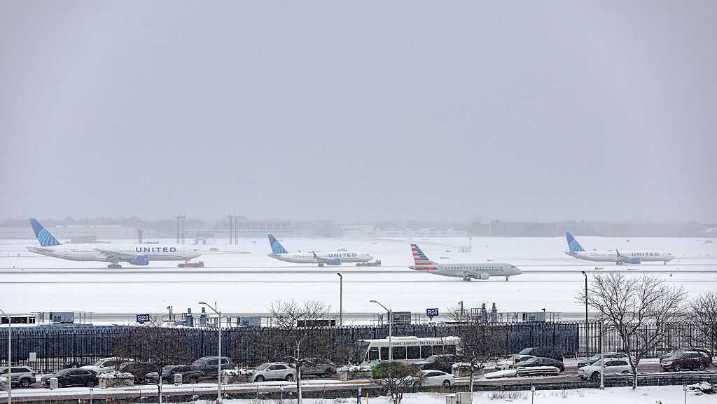 Winter weather causes thousands of flight delays