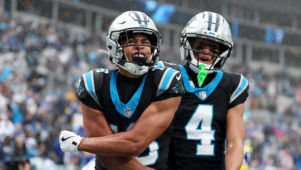 Young throws 3 TDs, Panthers top Rams 31-28