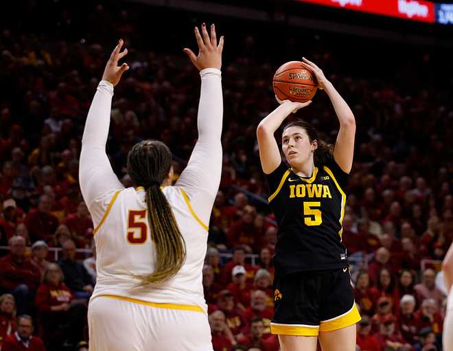 Audi Crooks scores 30 as No. 10 Iowa State edges No. 11 Iowa