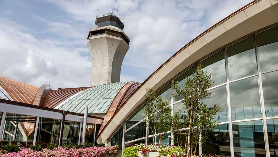 Police: Man wielding knife at St. Louis airport fatally shot by officer