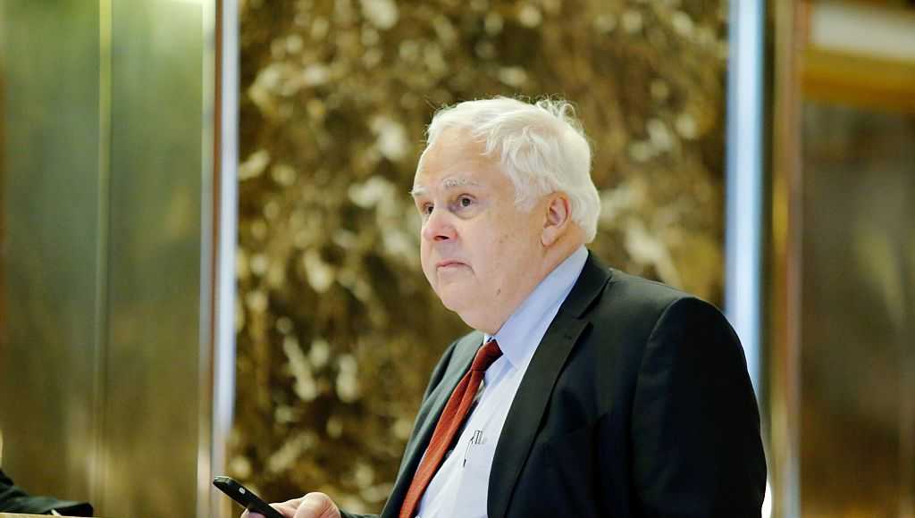 FedEx CEO recommends, takes 91% pay cut