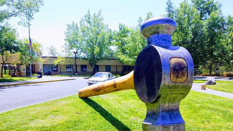 $1,000 reward to nail thieves of California hammer sculpture