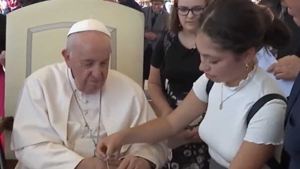 Louisville high school student meets the Pope