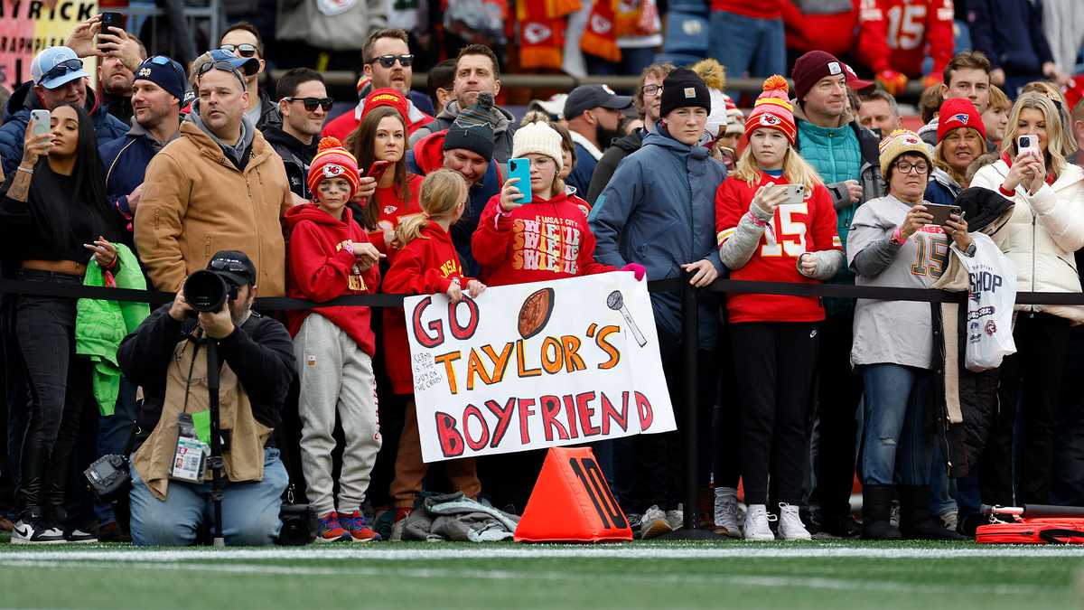 Photos of Taylor Swift's visit to Gillette for Patriots-Chiefs