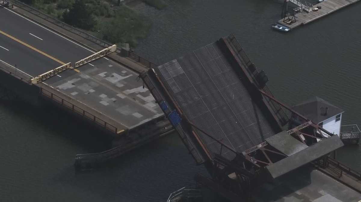 Boston drawbridge gets stuck in the upright position