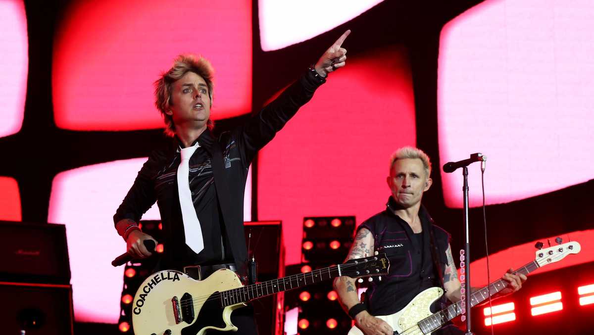 Green Day kicks off Super Bowl opening cremony