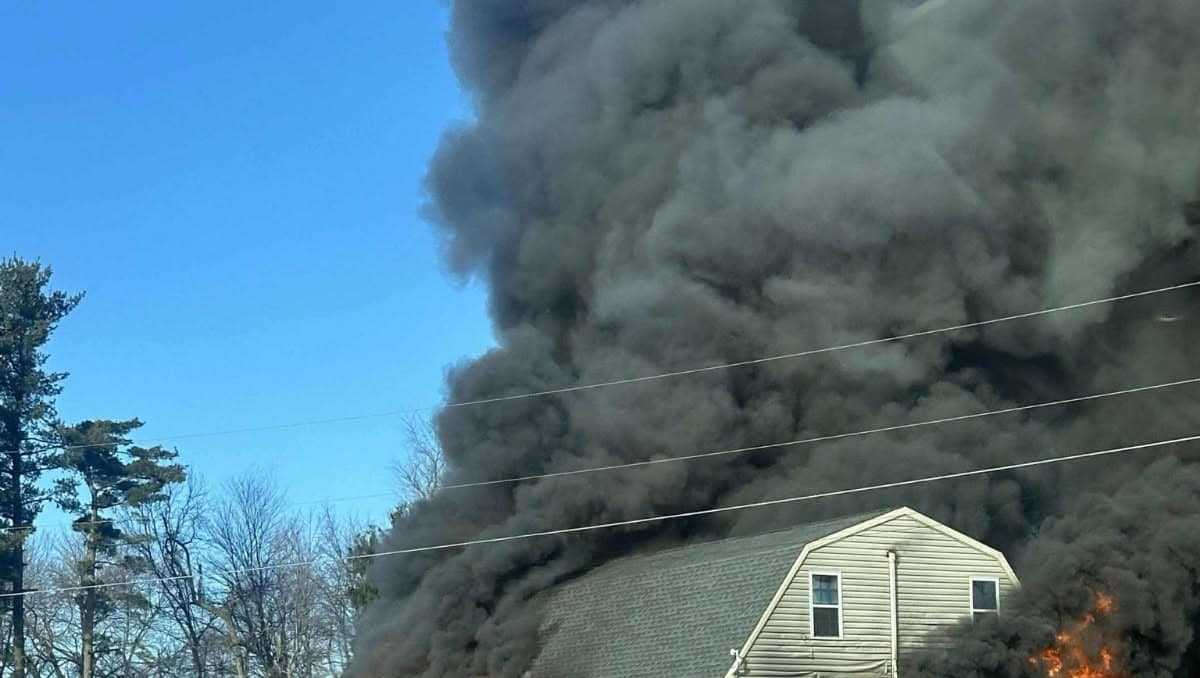 Large garage fire billows thick smoke in Franklin County, Pa.